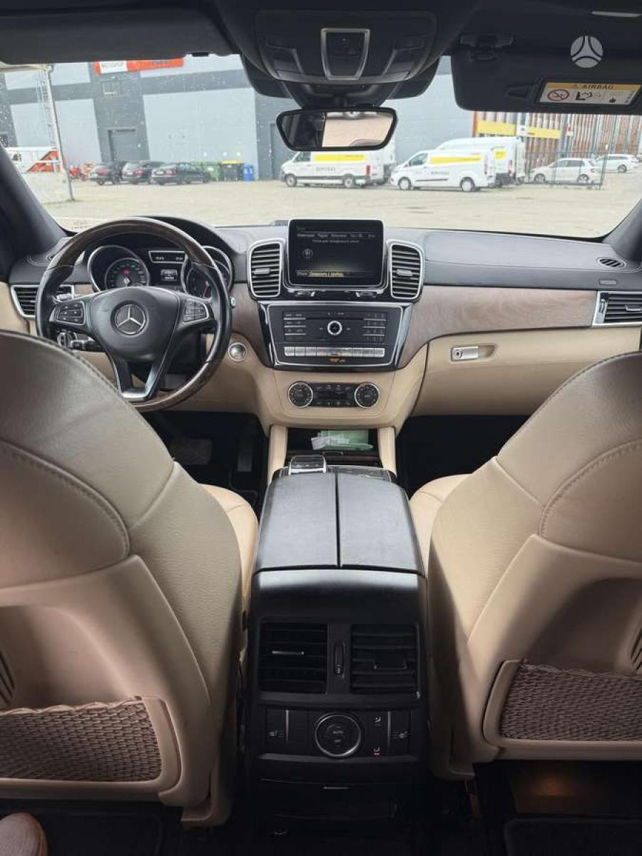 White Mercedes-Benz GLE 400 2016 in Vilnius, with an engine capacity of 3.00 L and mileage of 237 thousand km for 25000 €, photo 9 on AUTOMOTO.COM.LV