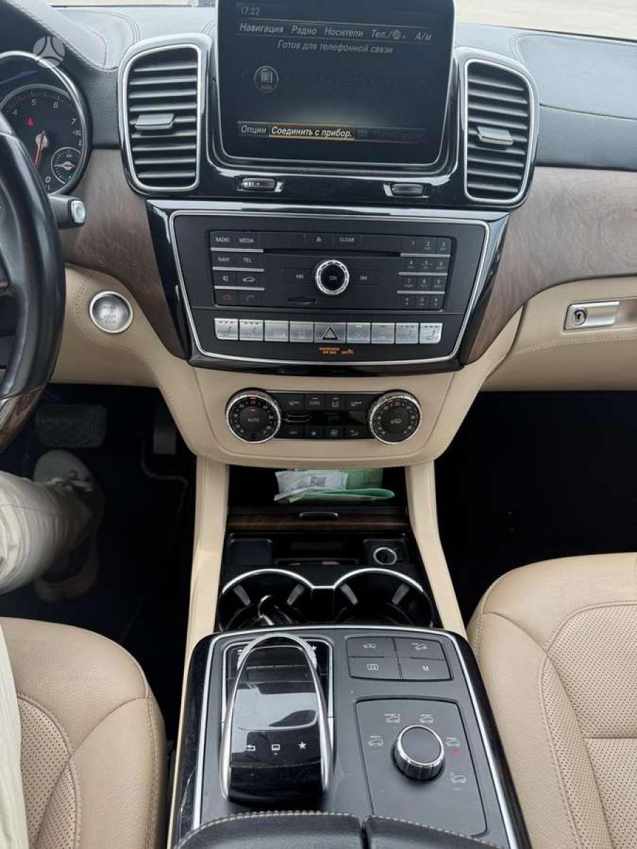 White Mercedes-Benz GLE 400 2016 in Vilnius, with an engine capacity of 3.00 L and mileage of 237 thousand km for 25000 €, photo 11 on AUTOMOTO.COM.LV