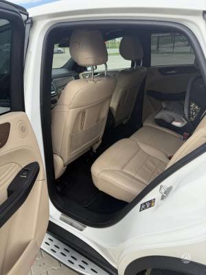 White Mercedes-Benz GLE 400 2016 in Vilnius, with an engine capacity of 3.00 L and mileage of 237 thousand km for 25000 €, photo 12 on AUTOMOTO.COM.LV