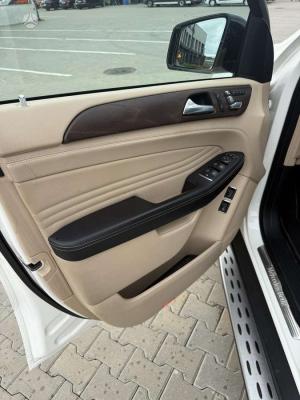 White Mercedes-Benz GLE 400 2016 in Vilnius, with an engine capacity of 3.00 L and mileage of 237 thousand km for 25000 €, photo 13 on AUTOMOTO.COM.LV