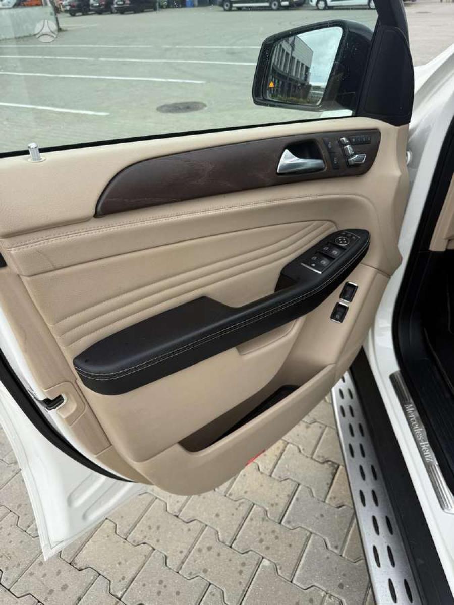 White Mercedes-Benz GLE 400 2016 in Vilnius, with an engine capacity of 3.00 L and mileage of 237 thousand km for 25000 €, photo 13 on AUTOMOTO.COM.LV