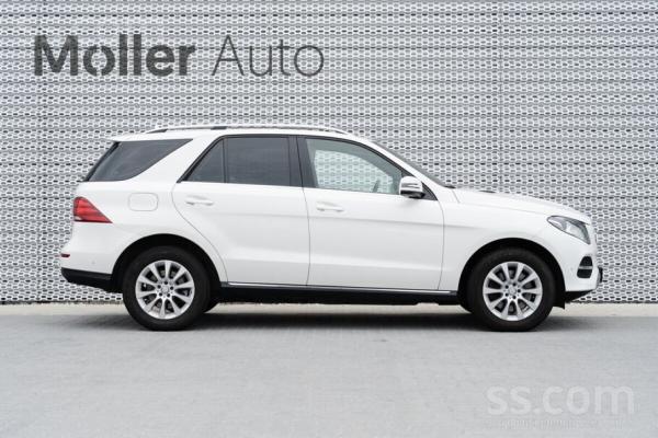 White Mercedes-Benz GLE 400 2017 in Riga, with an engine capacity of 3.00 L and mileage of 108 thousand km for 27100 €, photo 5 on AUTOMOTO.COM.LV