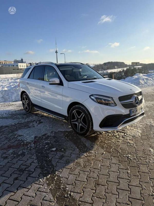 White Mercedes-Benz GLE 400 2019 in Vilnius, with an engine capacity of 3.00 L and mileage of 70 thousand km for 27500 €, photo 2 on AUTOMOTO.COM.LV