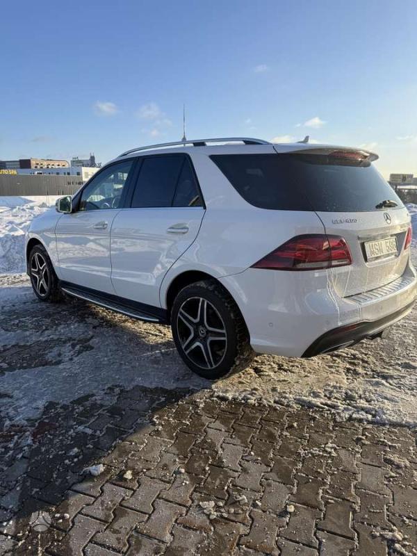 White Mercedes-Benz GLE 400 2019 in Vilnius, with an engine capacity of 3.00 L and mileage of 70 thousand km for 27500 €, photo 4 on AUTOMOTO.COM.LV