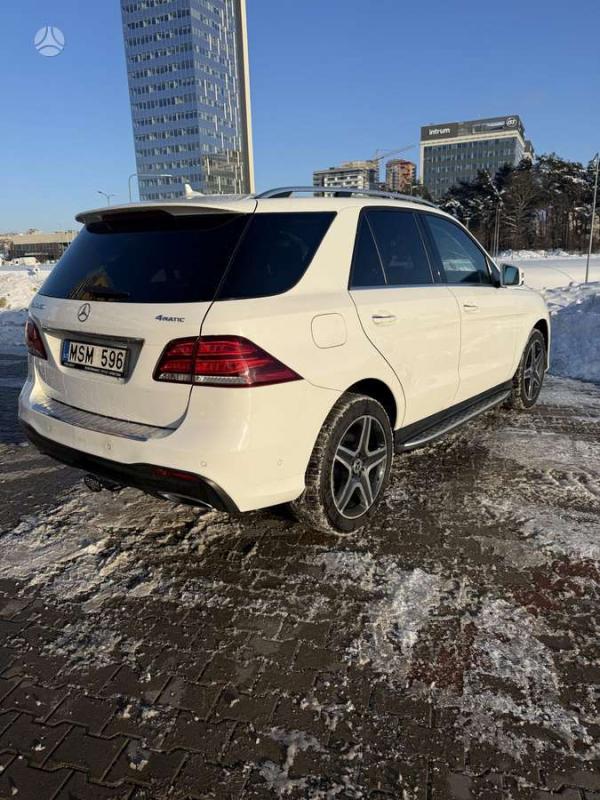 White Mercedes-Benz GLE 400 2019 in Vilnius, with an engine capacity of 3.00 L and mileage of 70 thousand km for 27500 €, photo 6 on AUTOMOTO.COM.LV