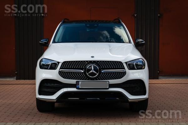 White Mercedes-Benz GLE 400 2021 in Daugavpils, with an engine capacity of 3.00 L and mileage of 65 thousand km for 60500 €, photo 2 on AUTOMOTO.COM.LV