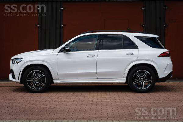 White Mercedes-Benz GLE 400 2021 in Daugavpils, with an engine capacity of 3.00 L and mileage of 65 thousand km for 60500 €, photo 4 on AUTOMOTO.COM.LV
