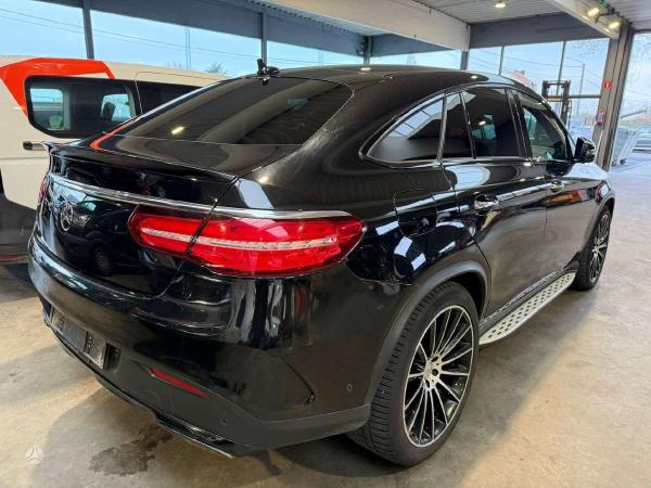 Black Mercedes-Benz GLE 43 AMG 2018 in Vilnius, with an engine capacity of 3.00 L and mileage of 259 thousand km for 29282 €, photo 4 on AUTOMOTO.COM.LV