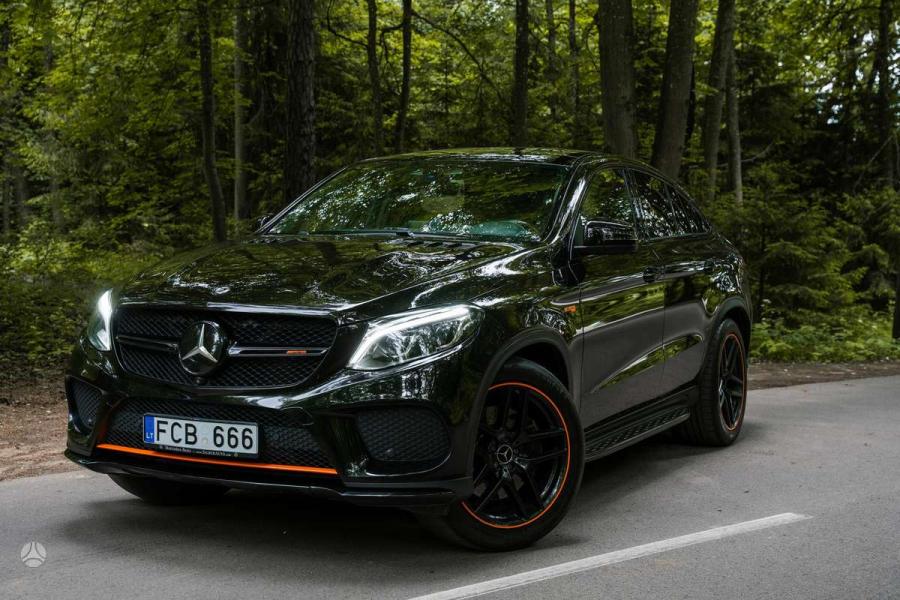 Melns Mercedes-Benz GLE 43 AMG 2018 Kauņa, ar dzinēja tilpumu 3.00 L un nobraukumu 165 tūkst. km par 37999 €, foto 1 vietnē AUTOMOTO.COM.LV