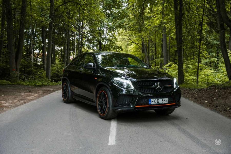 Melns Mercedes-Benz GLE 43 AMG 2018 Kauņa, ar dzinēja tilpumu 3.00 L un nobraukumu 165 tūkst. km par 37999 €, foto 4 vietnē AUTOMOTO.COM.LV