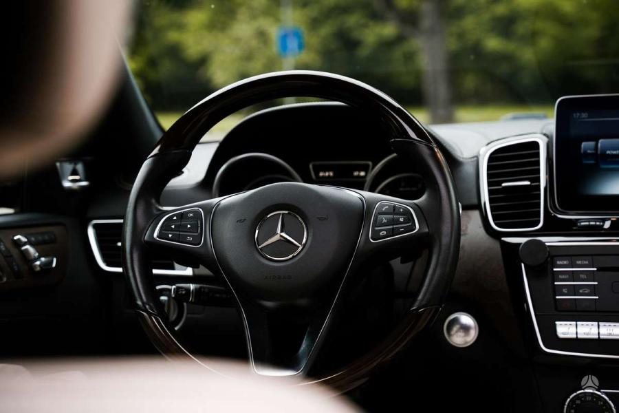 Melns Mercedes-Benz GLE 43 AMG 2018 Kauņa, ar dzinēja tilpumu 3.00 L un nobraukumu 165 tūkst. km par 37999 €, foto 13 vietnē AUTOMOTO.COM.LV