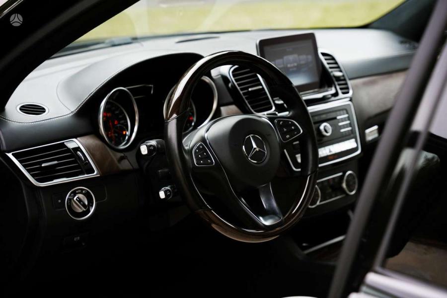 Melns Mercedes-Benz GLE 43 AMG 2018 Kauņa, ar dzinēja tilpumu 3.00 L un nobraukumu 165 tūkst. km par 37999 €, foto 31 vietnē AUTOMOTO.COM.LV