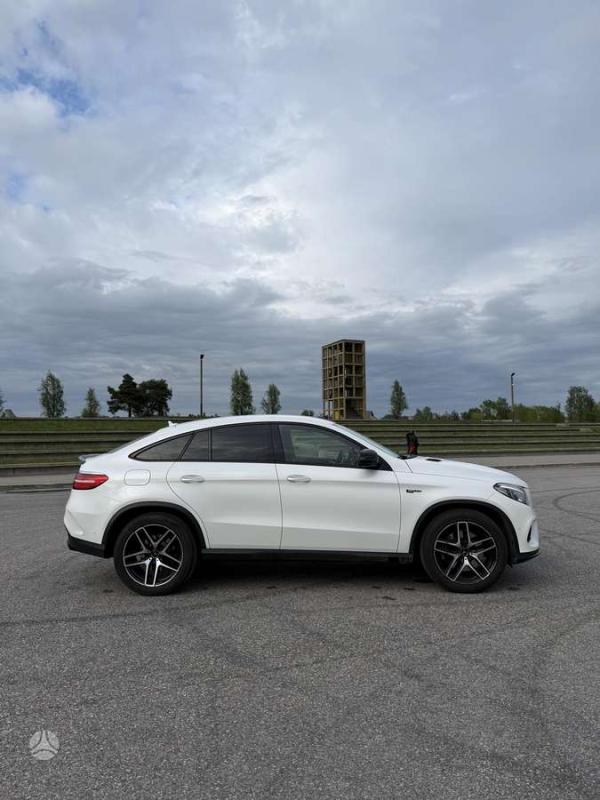 White Mercedes-Benz GLE 43 AMG 2017 in Vilnius, with an engine capacity of 3.00 L and mileage of 144 thousand km for 32000 €, photo 7 on AUTOMOTO.COM.LV