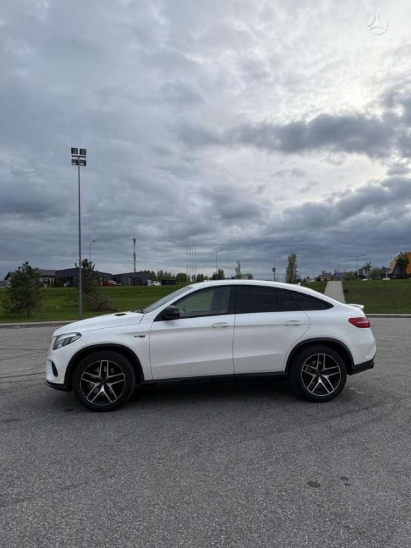White Mercedes-Benz GLE 43 AMG 2017 in Vilnius, with an engine capacity of 3.00 L and mileage of 144 thousand km for 32000 €, photo 8 on AUTOMOTO.COM.LV