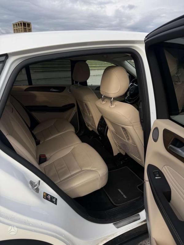 White Mercedes-Benz GLE 43 AMG 2017 in Vilnius, with an engine capacity of 3.00 L and mileage of 144 thousand km for 32000 €, photo 10 on AUTOMOTO.COM.LV