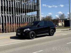 Black Mercedes-Benz GLE 450 AMG 2016 in Riga, with an engine capacity of 3.00 L and mileage of 221 thousand km for 28500 €, photo 3 on AUTOMOTO.COM.LV
