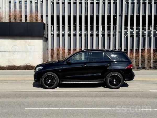 Black Mercedes-Benz GLE 450 AMG 2016 in Riga, with an engine capacity of 3.00 L and mileage of 221 thousand km for 28500 €, photo 3 on AUTOMOTO.COM.LV