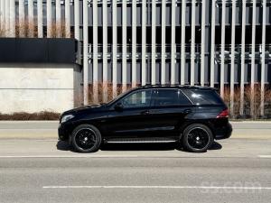 Black Mercedes-Benz GLE 450 AMG 2016 in Riga, with an engine capacity of 3.00 L and mileage of 221 thousand km for 28500 €, photo 4 on AUTOMOTO.COM.LV