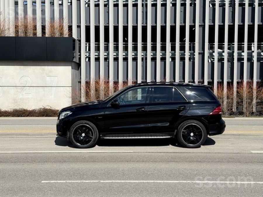 Black Mercedes-Benz GLE 450 AMG 2016 in Riga, with an engine capacity of 3.00 L and mileage of 221 thousand km for 28500 €, photo 4 on AUTOMOTO.COM.LV