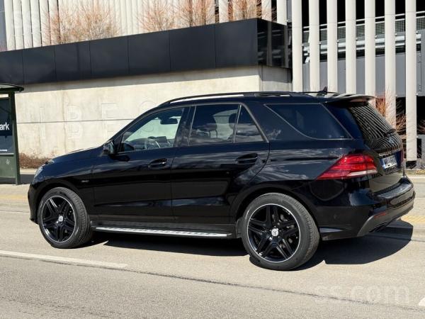 Black Mercedes-Benz GLE 450 AMG 2016 in Riga, with an engine capacity of 3.00 L and mileage of 221 thousand km for 28500 €, photo 4 on AUTOMOTO.COM.LV