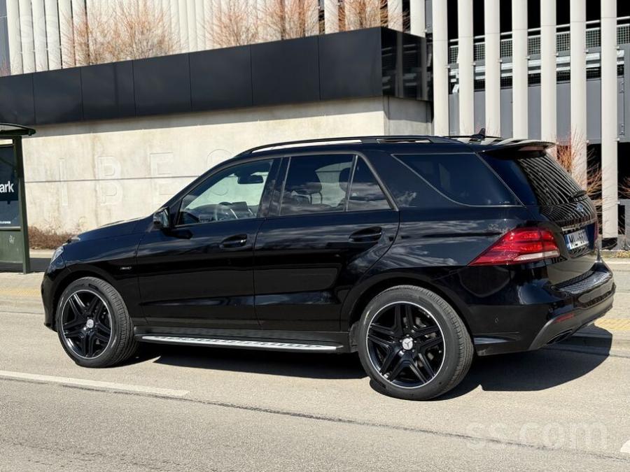 Black Mercedes-Benz GLE 450 AMG 2016 in Riga, with an engine capacity of 3.00 L and mileage of 221 thousand km for 28500 €, photo 5 on AUTOMOTO.COM.LV