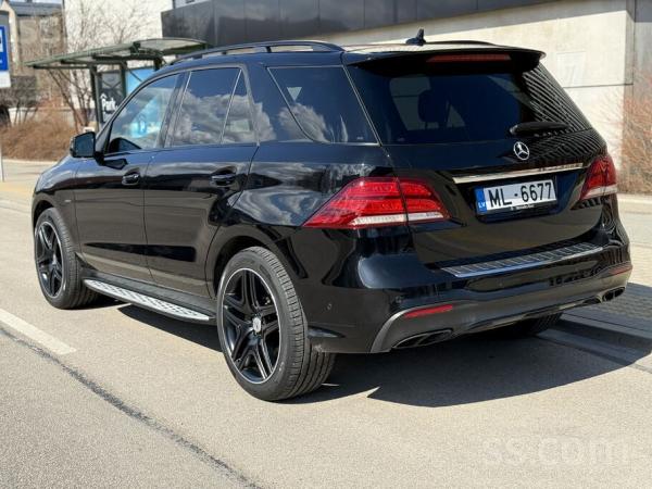 Black Mercedes-Benz GLE 450 AMG 2016 in Riga, with an engine capacity of 3.00 L and mileage of 221 thousand km for 28500 €, photo 5 on AUTOMOTO.COM.LV