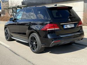 Black Mercedes-Benz GLE 450 AMG 2016 in Riga, with an engine capacity of 3.00 L and mileage of 221 thousand km for 28500 €, photo 6 on AUTOMOTO.COM.LV