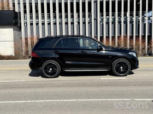 Black Mercedes-Benz GLE 450 AMG 2016 in Riga, with an engine capacity of 3.00 L and mileage of 221 thousand km for 28500 €, photo 7 on AUTOMOTO.COM.LV