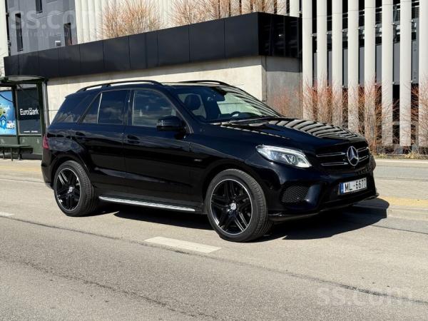 Black Mercedes-Benz GLE 450 AMG 2016 in Riga, with an engine capacity of 3.00 L and mileage of 221 thousand km for 28500 €, photo 8 on AUTOMOTO.COM.LV