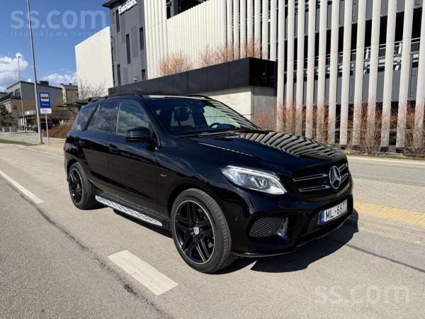 Black Mercedes-Benz GLE 450 AMG 2016 in Riga, with an engine capacity of 3.00 L and mileage of 221 thousand km for 28500 €, photo 9 on AUTOMOTO.COM.LV