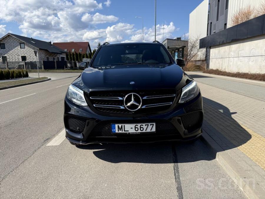 Black Mercedes-Benz GLE 450 AMG 2016 in Riga, with an engine capacity of 3.00 L and mileage of 221 thousand km for 28500 €, photo 11 on AUTOMOTO.COM.LV