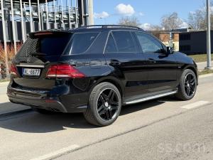 Black Mercedes-Benz GLE 450 AMG 2016 in Riga, with an engine capacity of 3.00 L and mileage of 221 thousand km for 28500 €, photo 12 on AUTOMOTO.COM.LV