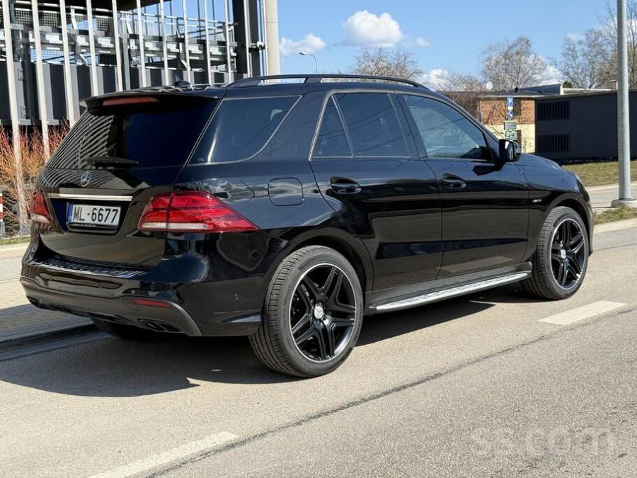 Black Mercedes-Benz GLE 450 AMG 2016 in Riga, with an engine capacity of 3.00 L and mileage of 221 thousand km for 28500 €, photo 12 on AUTOMOTO.COM.LV