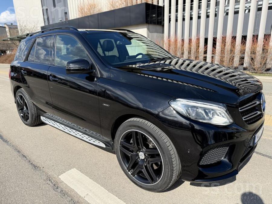 Black Mercedes-Benz GLE 450 AMG 2016 in Riga, with an engine capacity of 3.00 L and mileage of 221 thousand km for 28500 €, photo 13 on AUTOMOTO.COM.LV