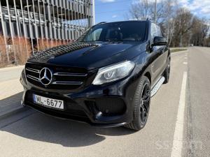 Black Mercedes-Benz GLE 450 AMG 2016 in Riga, with an engine capacity of 3.00 L and mileage of 221 thousand km for 28500 €, photo 14 on AUTOMOTO.COM.LV
