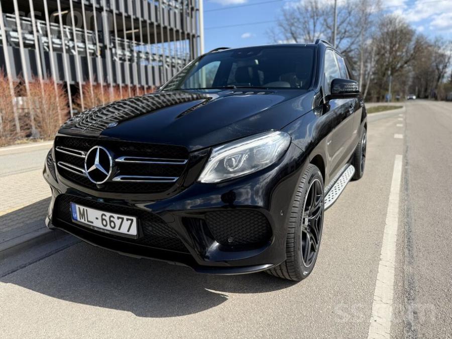 Black Mercedes-Benz GLE 450 AMG 2016 in Riga, with an engine capacity of 3.00 L and mileage of 221 thousand km for 28500 €, photo 14 on AUTOMOTO.COM.LV