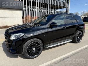 Black Mercedes-Benz GLE 450 AMG 2016 in Riga, with an engine capacity of 3.00 L and mileage of 221 thousand km for 28500 €, photo 15 on AUTOMOTO.COM.LV