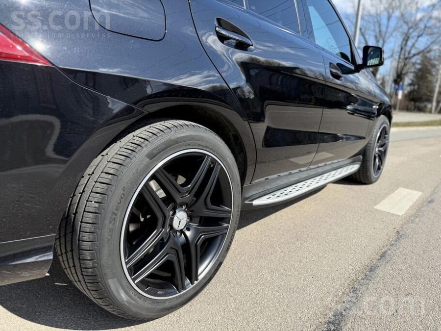 Black Mercedes-Benz GLE 450 AMG 2016 in Riga, with an engine capacity of 3.00 L and mileage of 221 thousand km for 28500 €, photo 18 on AUTOMOTO.COM.LV