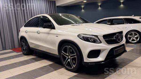 White Mercedes-Benz GLE 450 AMG 2016 in Riga, with an engine capacity of 3.00 L and mileage of 240 thousand km for 28490 €, photo 3 on AUTOMOTO.COM.LV