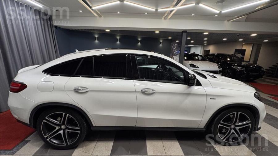 White Mercedes-Benz GLE 450 AMG 2016 in Riga, with an engine capacity of 3.00 L and mileage of 240 thousand km for 28490 €, photo 5 on AUTOMOTO.COM.LV