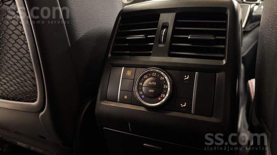 White Mercedes-Benz GLE 450 AMG 2016 in Riga, with an engine capacity of 3.00 L and mileage of 240 thousand km for 28490 €, photo 16 on AUTOMOTO.COM.LV