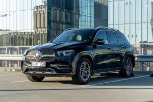 Black Mercedes-Benz gle-450 2021 in Vilnius, with an engine capacity of 3.00 L and mileage of 56 thousand km for 52900 €, photo 5 on AUTOMOTO.COM.LV