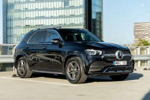 Black Mercedes-Benz gle-450 2021 in Vilnius, with an engine capacity of 3.00 L and mileage of 56 thousand km for 52900 €, photo 6 on AUTOMOTO.COM.LV