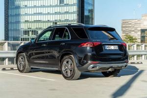 Black Mercedes-Benz gle-450 2021 in Vilnius, with an engine capacity of 3.00 L and mileage of 56 thousand km for 52900 €, photo 7 on AUTOMOTO.COM.LV
