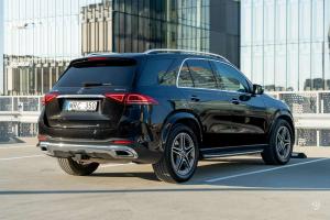 Black Mercedes-Benz gle-450 2021 in Vilnius, with an engine capacity of 3.00 L and mileage of 56 thousand km for 52900 €, photo 8 on AUTOMOTO.COM.LV