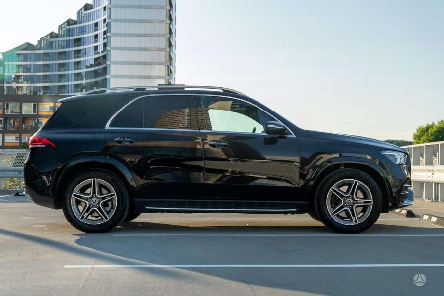 Black Mercedes-Benz gle-450 2021 in Vilnius, with an engine capacity of 3.00 L and mileage of 56 thousand km for 52900 €, photo 10 on AUTOMOTO.COM.LV