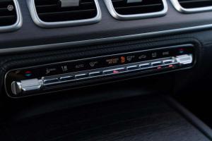 Black Mercedes-Benz gle-450 2021 in Vilnius, with an engine capacity of 3.00 L and mileage of 56 thousand km for 52900 €, photo 25 on AUTOMOTO.COM.LV