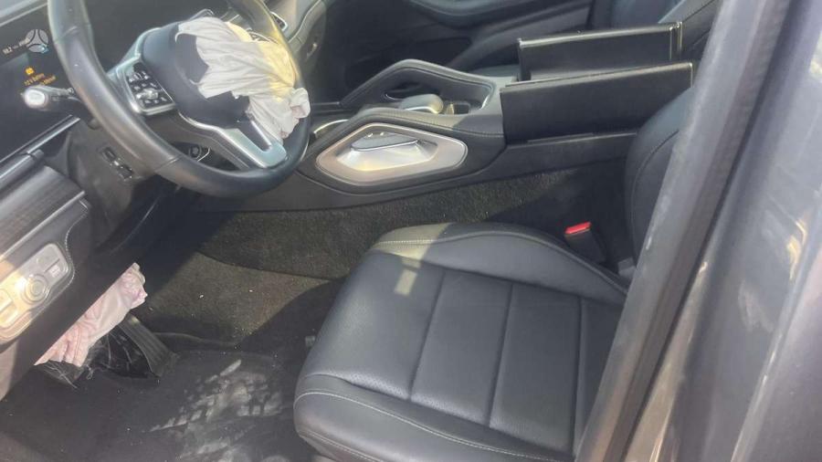 Grey Mercedes-Benz gle-450 2023 in Siauliai, with an engine capacity of 3.00 L and mileage of 80 thousand km for 31339 €, photo 6 on AUTOMOTO.COM.LV
