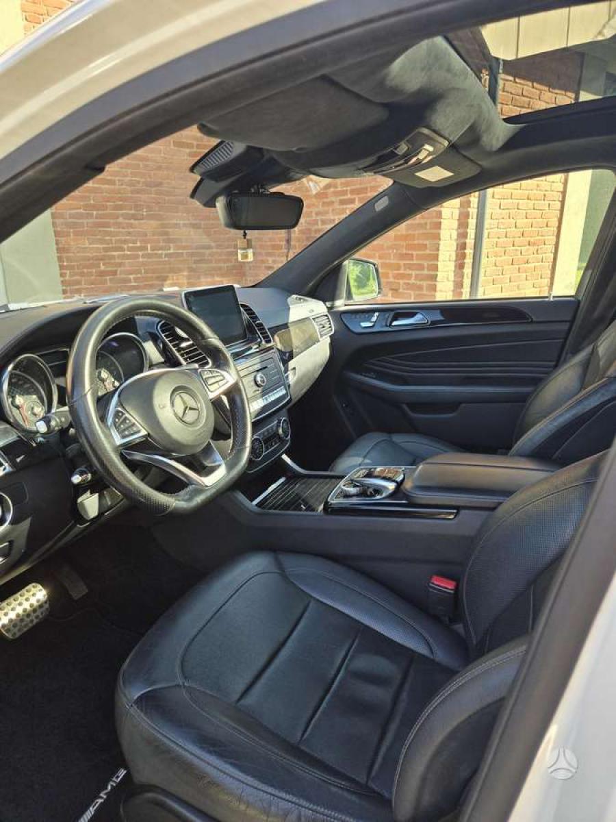 White Mercedes-Benz gle-450 2015 in Vilnius, with an engine capacity of 3.00 L and mileage of 153 thousand km for 30000 €, photo 16 on AUTOMOTO.COM.LV