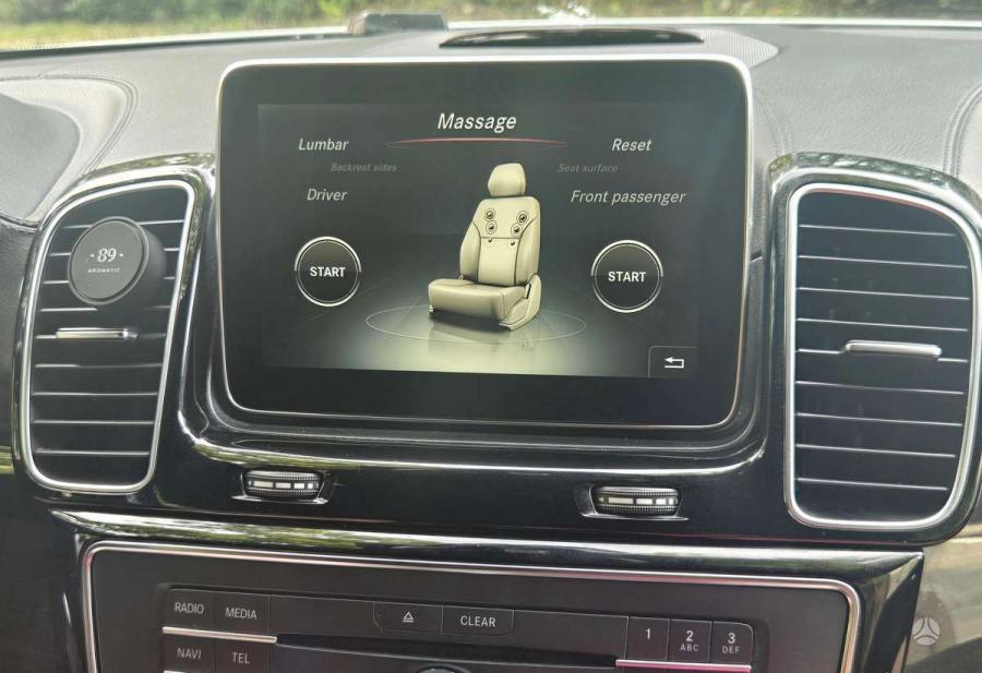 White Mercedes-Benz gle-450 2015 in Vilnius, with an engine capacity of 3.00 L and mileage of 153 thousand km for 30000 €, photo 17 on AUTOMOTO.COM.LV